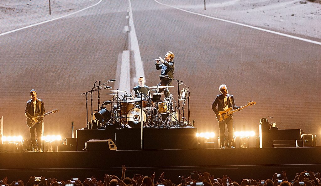 U2 want you to watch their gigs through your phone - Music News LIVE - BBC