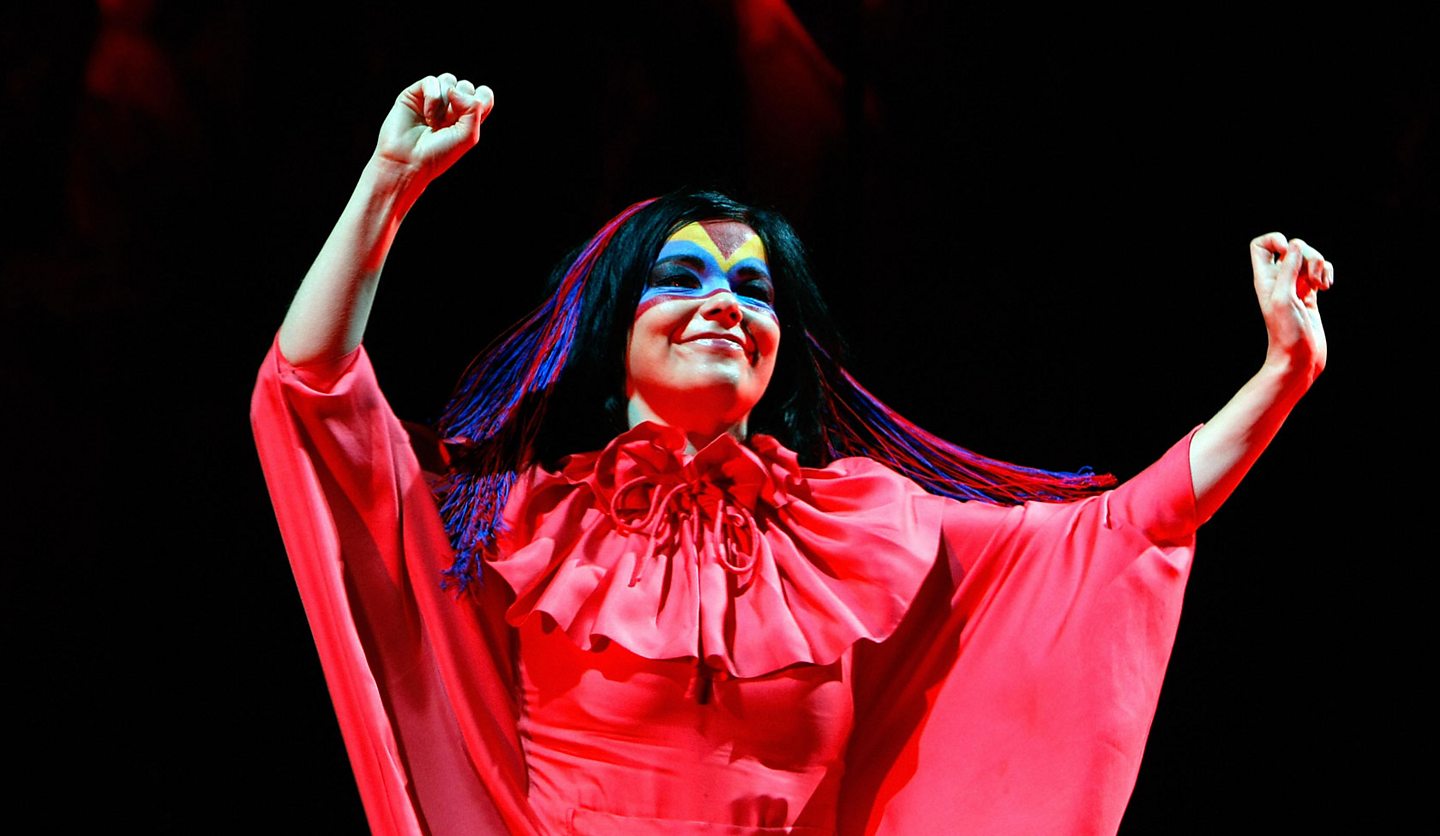 Bjork accuses film director of 'sexual harassment' - Music News LIVE - BBC