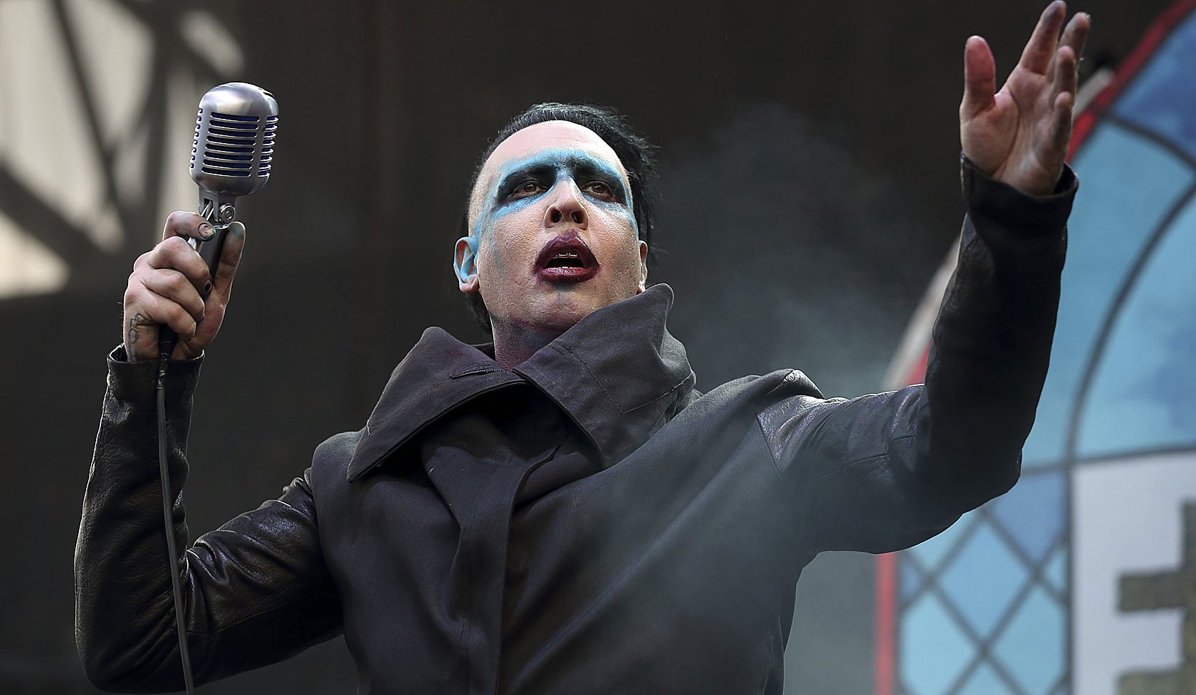 Marilyn Manson defends prop gun stunt at US gig - Music News LIVE - BBC